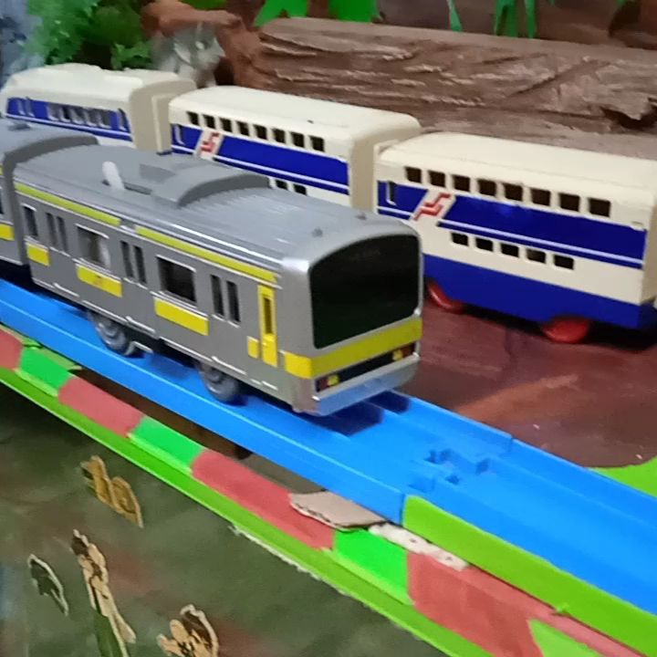 รถไฟ Tomy ขบวน E 231 มีเสียงหวูด จอดรถ ป็อกแแป๊ก | Lazada.co.th