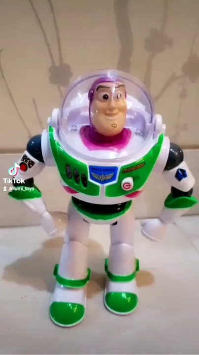 Mainan Robot tokoh dalam film animasi, bisa berjalan, dilengkapi dengan ...