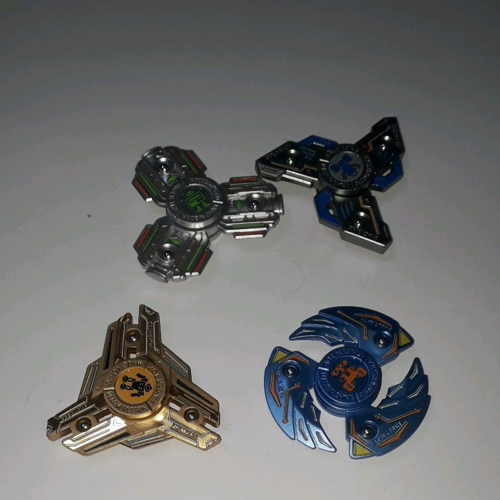 Một con quay Spinner 3 cánh bằng nhựa và kim loại rất đẹp | Lazada.vn