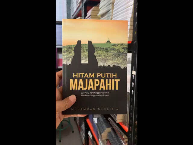 HITAM PUTIH MAJAPAHIT Dari Huru-hara hingga Berdirinya Kerajaan-kerajaan Islam di Jawa | Lazada ...