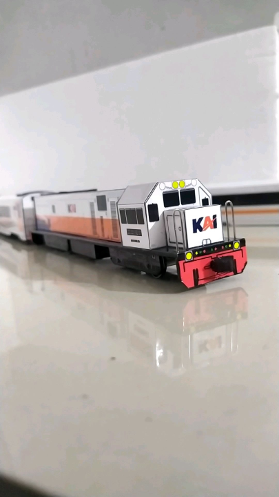 Mainan Kereta Api, Miniatur/Replika Kereta Api Lokomotif CC201 | Lazada ...
