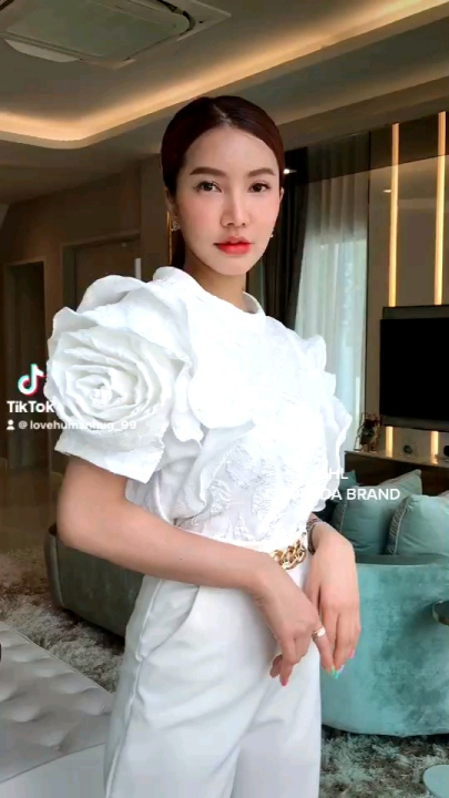 Cho เสื้อแขนกุหลาบ คอกลม แขนสั้น เนื้อผ้าJACGARD FEED เนื้อเพรสนูนลายขนนกสวยมาก ใส่เที่ยว ใส่ ...