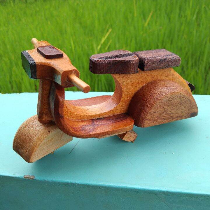 Miniatur kayu motor Vespa souvernir Malioboro oleh oleh khas Jogja ...