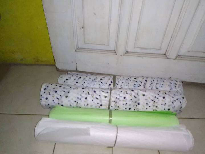 kertas layangan putih sama motif kado hijau isi 100 lembar jadi 100 ...