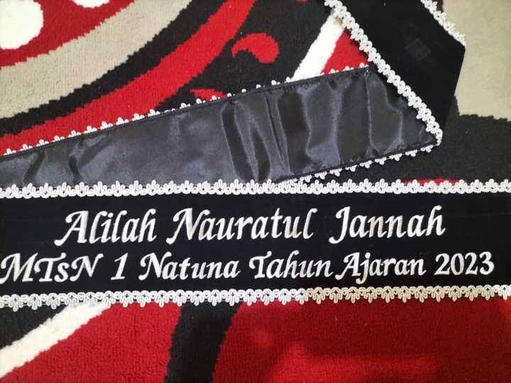 SELEMPANG WISUDA VARIASI RENDA TULISAN 2 BARIS | Lazada Indonesia