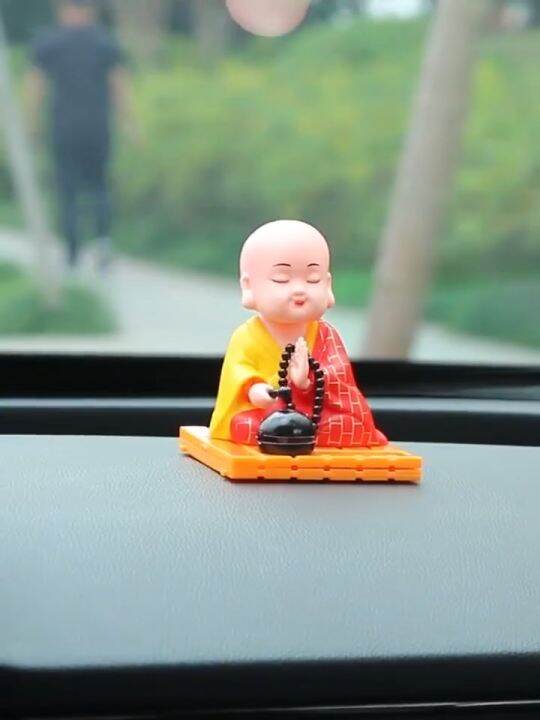 ตุ๊กตาหน้ารถ เครื่องประดับ เณรน้อย ขยับได้ นั่งสวดมนต์ ใช้พลังงานแสง ...