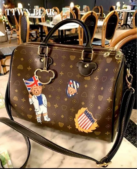 เเบรนด์เเท้💯 TTWN BEAR กระเป๋าทรงหมอนใหญ่ หมีธง🇮🇸 | Lazada.co.th