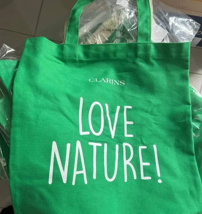 Clarins love nature กระเป๋า จากคลาแรงส์ เนื้อผ้าหนา แข็งแรงทนทาน สามารถ ...
