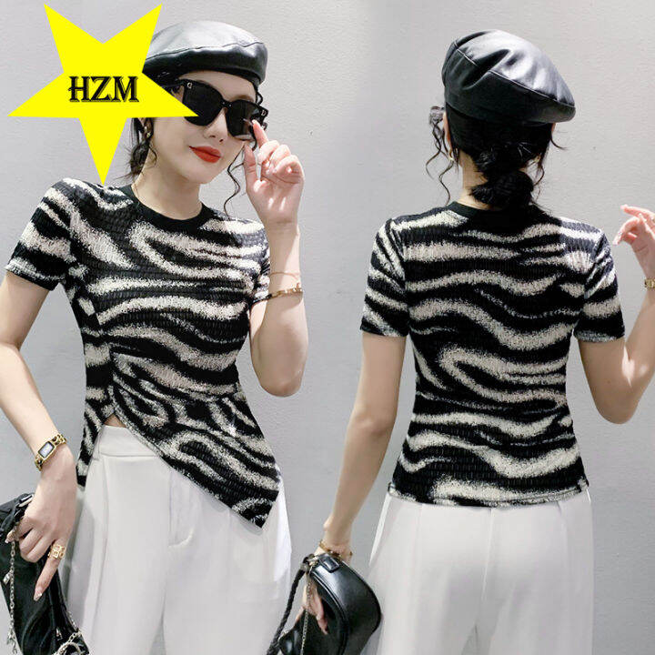 HZM เสื้อยืดผู้หญิง2023เข้ารูปแขนสั้นเรียบง่ายฉบับภาษาเกาหลีรูปแบบรอบคอม้าลาย | Lazada.co.th