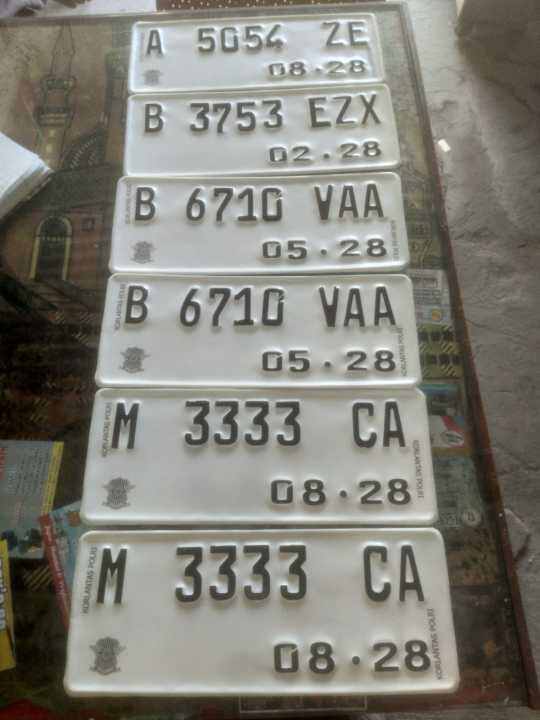 plat nomor motor warna putih font baru berlogo korlantas polri standar ...