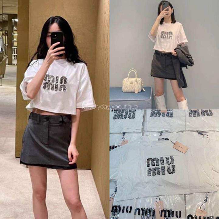 NEW!! Miu bling crop (390฿ฟรีส่ง) เสื้อครอปแขนสั้นมิวมิว แต่งเพชรโลโก้ ...