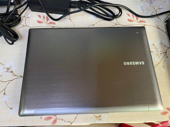 Laptop Sam Sung Cpu core i5 460M 2.53G Ram 4G Hdd 500G màn hình 14 in gương 2lơp sáng đẹp như ...