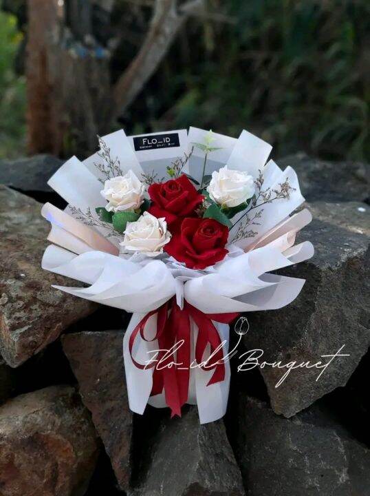 buket bunga merah putih/buket bunga cantik untuk kado wisuda, nikahan ...