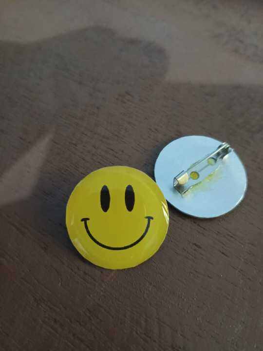 Pin Bros Emot Tersenyum - Pin aksesoris Smile Smiley | Lazada Indonesia
