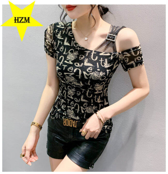 HZM 2023เสื้อยืดเปิดไหล่ที่กรอเล็บเซ็กซี่ใหม่เสื้อแฟชั่นของผู้หญิงแขนสั้นซัมเมอร์ตัวอักษรบาง ...
