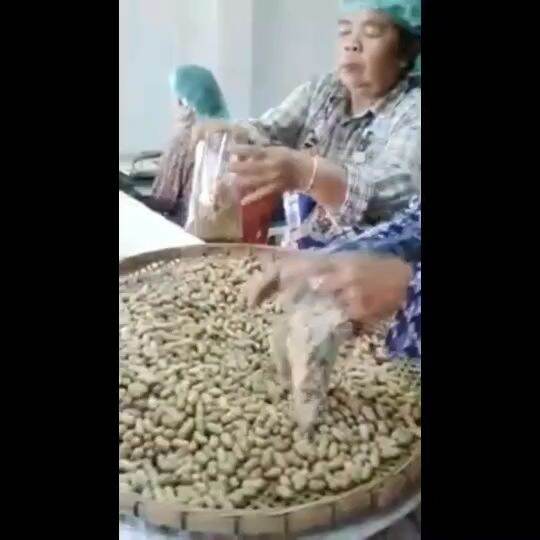 ถั่วลิสงคั่วทรายเป็นผลิตภัณฑ์ OTOP 4 ดาวของกลุ่มแม่บ้านเกษตรกรหนองโน ของดีจังหวัดอุดรธานี ...