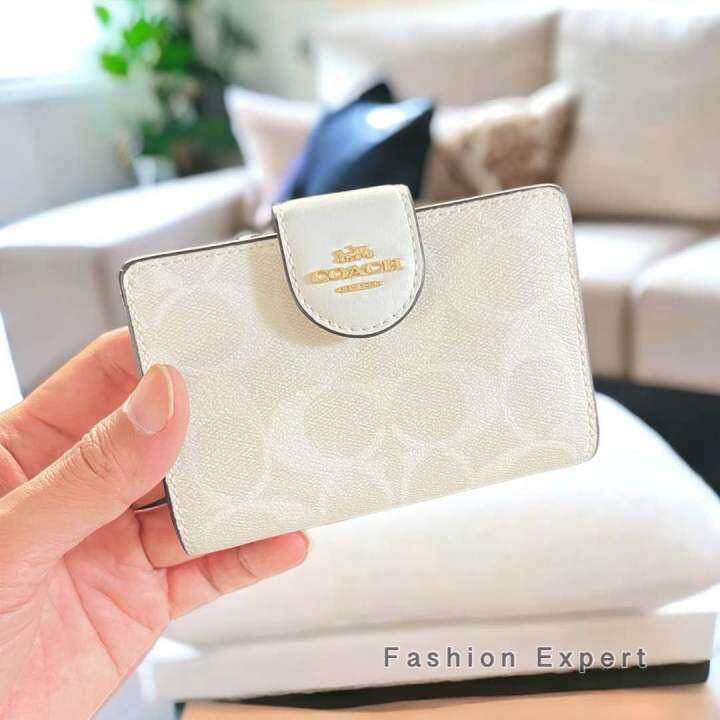 ของแท้100% กระเป๋าสตางค์ Medium Corner Zip Wallet Signature coated ...