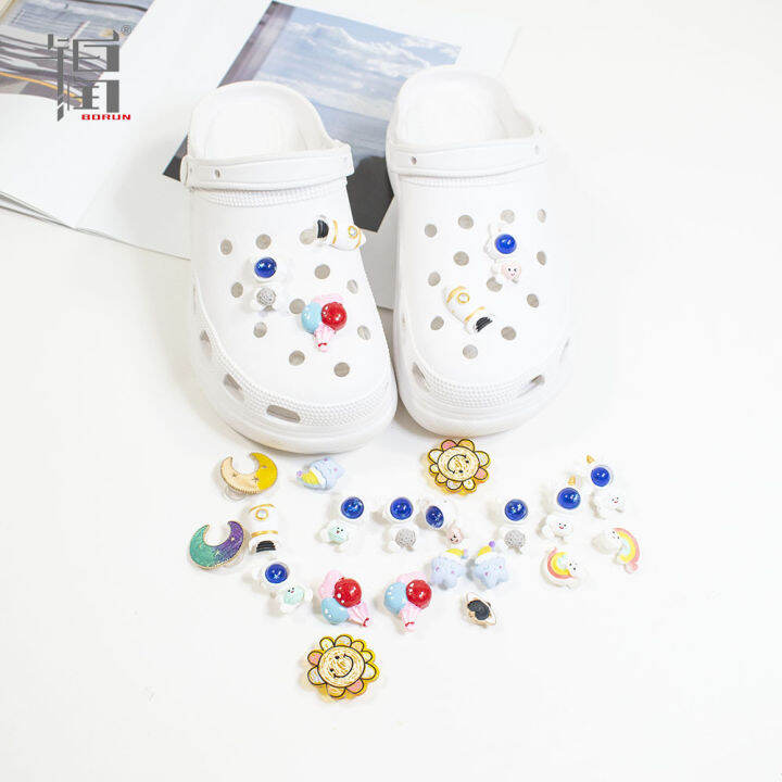อวกาศนักบินอวกาศ Jibbitz Crocs Chrams อุปกรณ์รองเท้าแบบมีรูระบายรองเท้าหัวเข็มขัดรถรับส่งความคิด
