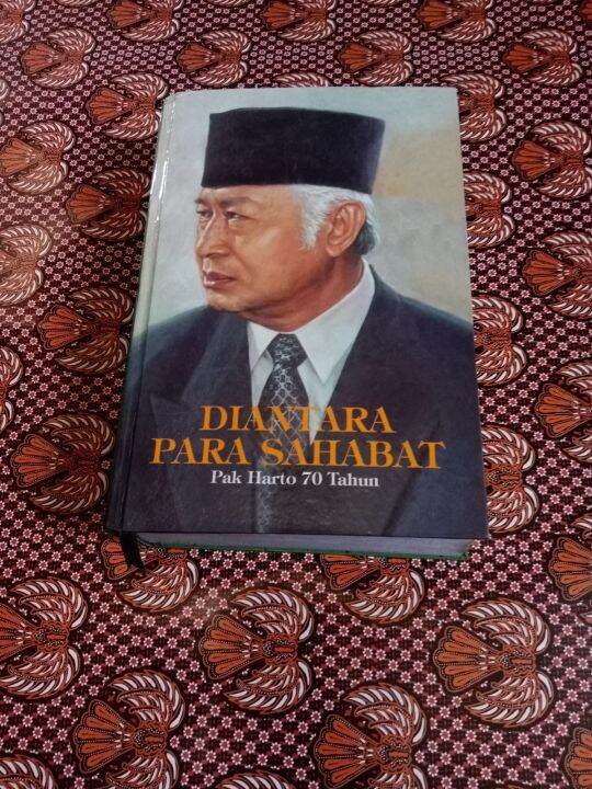 Buku Diantara Para Sahabat - Pak Harto 70 tahun - Bekas original ...