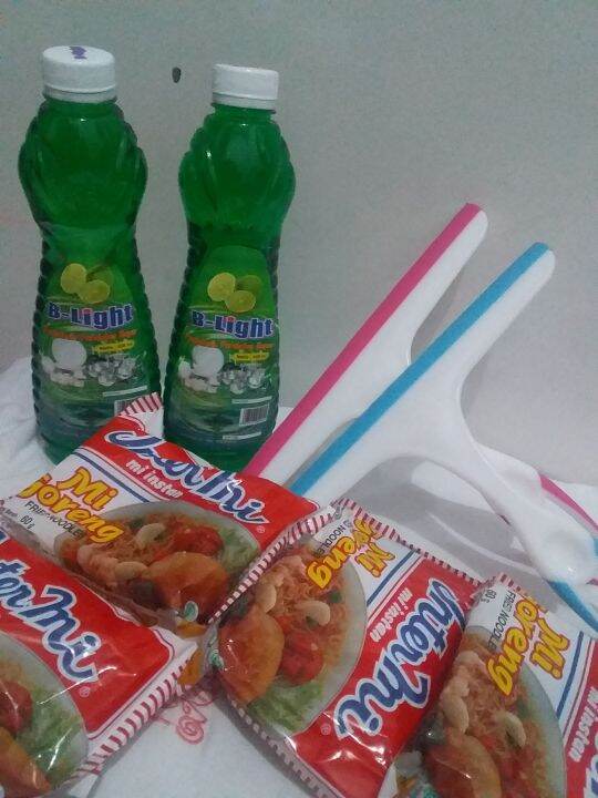 Paket Sabun B-Light 250 ML + 2 Alat Pembersih Kaca + 4 Mie Goreng ...