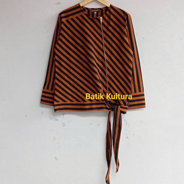 Blus Batik motif Lurik warna coklat dengan variasi Resleting Besi didepan cocok untuk kerja ...
