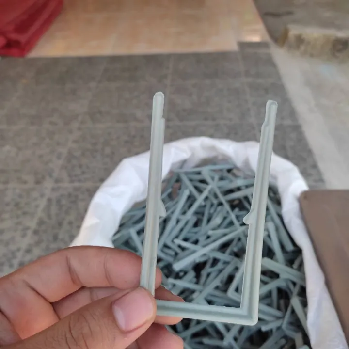 Penjepit Plastik Mulsa 5cm×14cm 1Kg isi 150an biji Sujen / Pasak ...