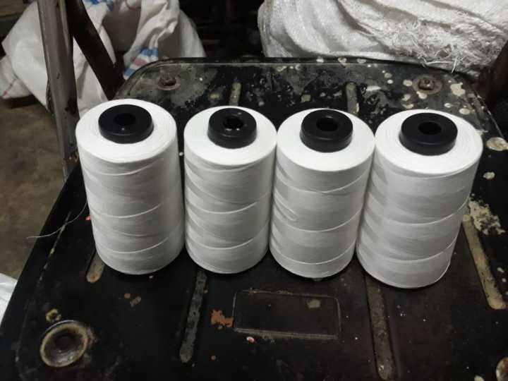 benang jait warna putih halus kuat dan tidak mudah putus,, Ukuran 40/2 ...