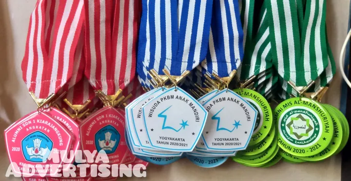 Medali akrilik wisuda kelulusan sekolah custom | Lazada Indonesia