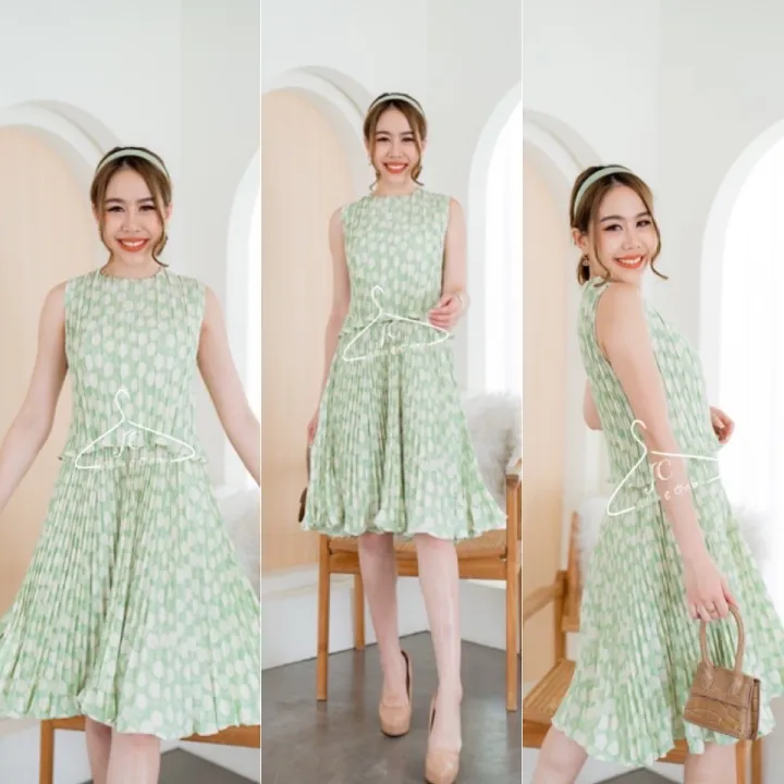 Jubbie&Chrissie : ชุดเซท 2 ชิ้น เสื้อครอปพลีทแขนกุด และกระโปรงพลีทบาน ...