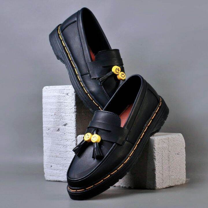 Sepatu Pria Gaya Keren Terbaru 2023 Loafers Docmart Emot Smile Casual ...