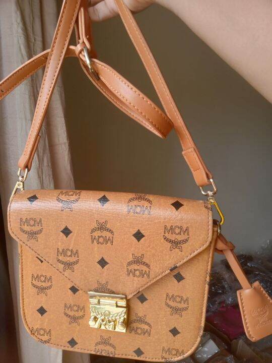 กระเป๋าสะพายข้างหนังแท้ 💯% แบรนด์mcm ไซส์ 7 นิ้ว สูง 7 นิ้ว สภาพใหม่ ...