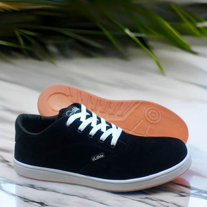Sepatu Kets Pria Hitam Sneakers Kekinian Laki Laki Dewasa Trendi ...