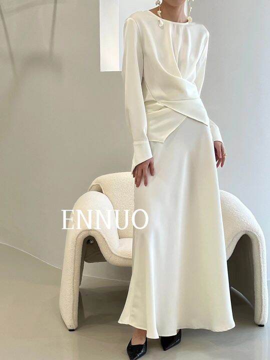 Ennuo กระโปรงครึ่งท่อนผ้าซาตินมีดีไซน์นิยมในคนกลุ่มหนึ่งสำหรับฤดูใบไม้ ...