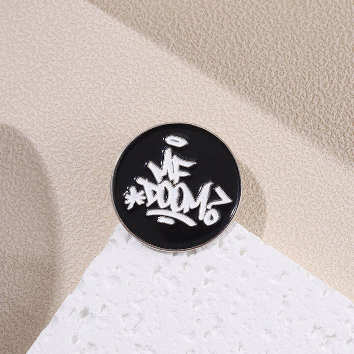 MF DOOM Brooch Hip-Hop Music Badge Pin กระเป๋าใส่เสื้อผ้าของขวัญ ...