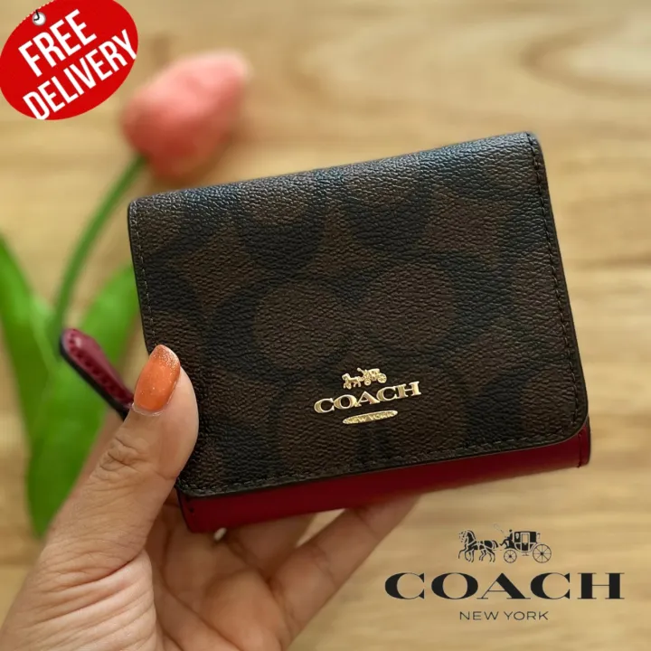 กระเป๋าสตางค์ COACH SMALL TRIFOLD WALLET IN SIGNATURE CANVAS ออก Shop ...