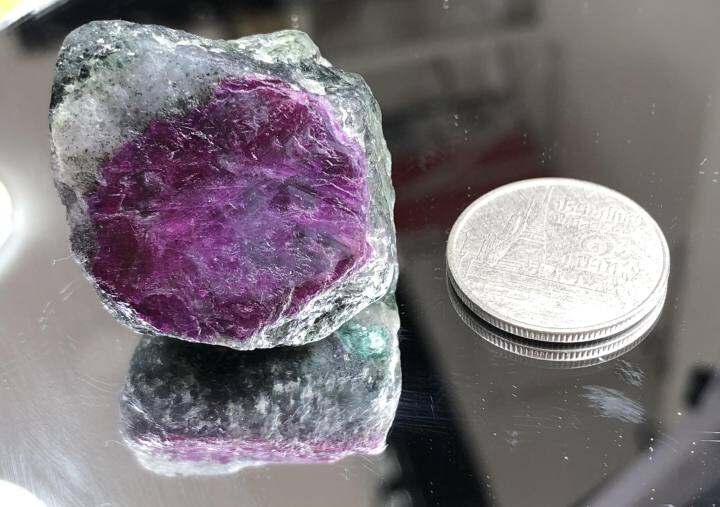 พลอยก้อนดิบรู้บี้ซอยไซต์(Ruby In Zoisite) รูปทรงธรรมชาติ น้ำหนัก 24 กรัม ขนาด 35x27x20 mm พลอย ...