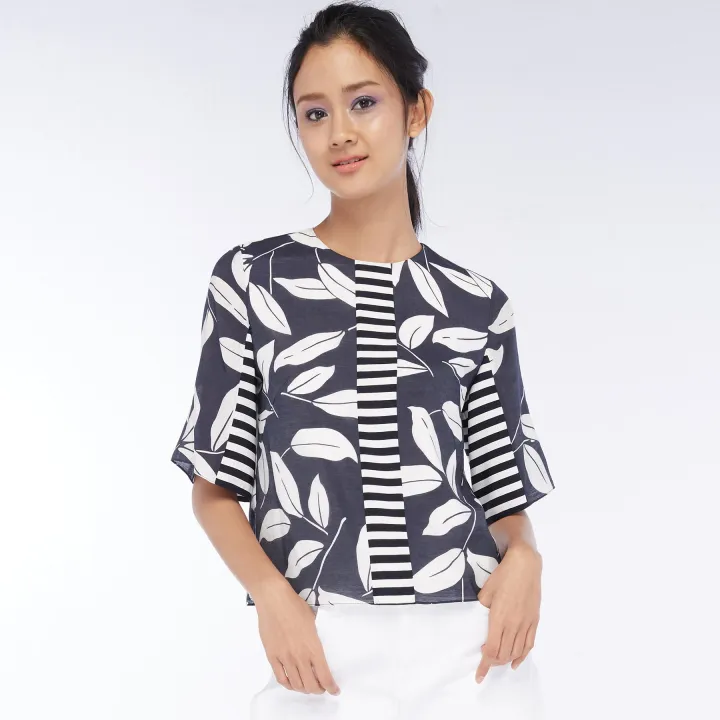 VANNSTOFF Lola Blouse เสื้อเบลาส์ทรงหลวมพิมพ์ลายแขนสั้น | Lazada.co.th