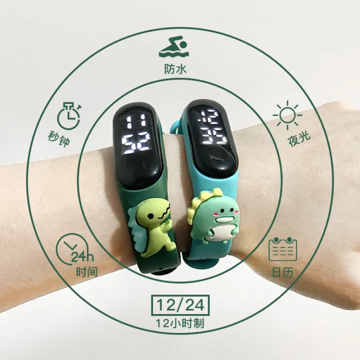 Green water turtle watch Tik Tok with sand sculpture shark turtle pat ...