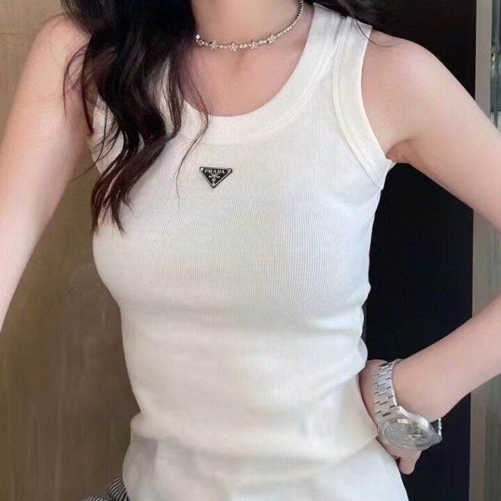 Jaket Rajutan Segitiga Baru Prada Pada Musim Panas 2023 Adalah Dudah ...