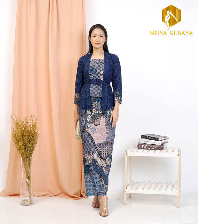 Setelan Kebaya Brukat Set Rok Span Batik Motif Terbaru / Kebaya Wisuda ...