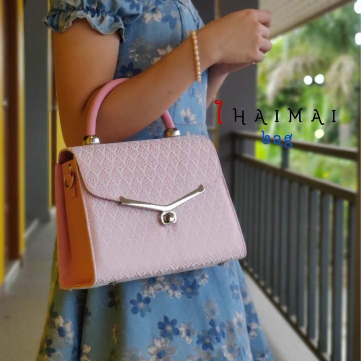 Thaimai bag กระเป๋าสะพายข้าง/คล้องแขนลายไทย สีชมพู มีสายยาว | Lazada.co.th