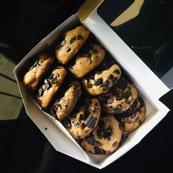 CHUNKS AND BITES - Classic Dark Chocolate Chip Cookies (Standard Cookie ...