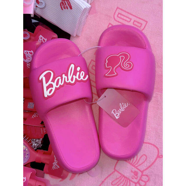Miniso MINISO Premium Barbie Series รองเท้าแตะเปียก แห้ง ใช้ได้สองแบบ ... Miniso MINISO Premium Barbie Series รองเท้าแตะเปียก แห้ง ใช้ได้สองแบบ ...