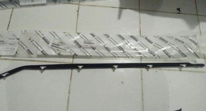 Pelipit Karet Kaca Pintu Depan Luar Kanan Toyota New Veloz 68160-BZ040 ...