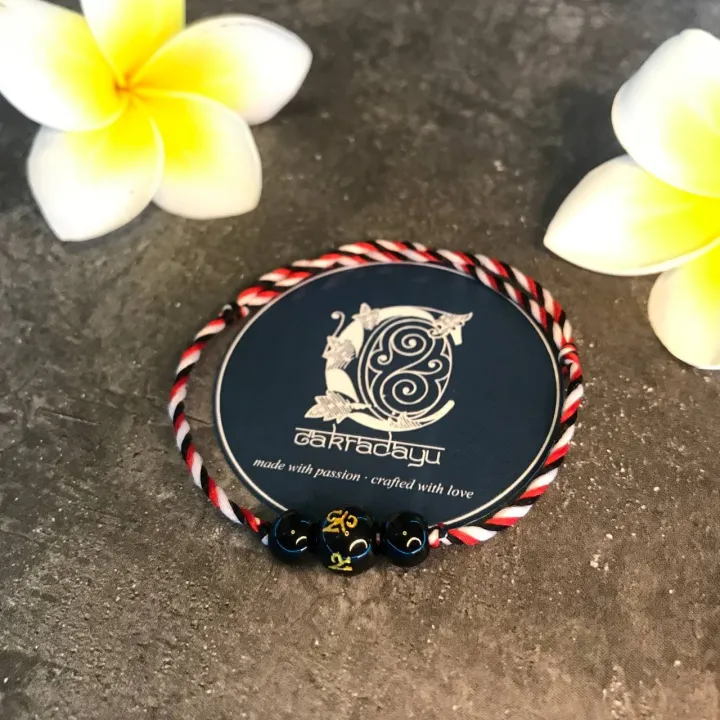Gelang Tridatu dengan Batu Tibet Mantra Om Padme Mani Hum Batu Ukir ...