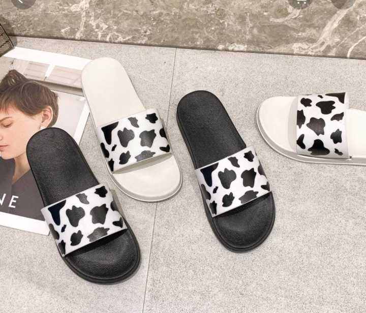 Jasmine- Sandal slop karet rumahan bermotif corak sapi / polka sapi ...