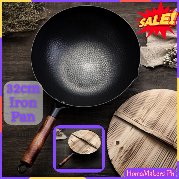 HomeMakers Hand-forged Iron Wok: A Non-Stick Frying Pan with a Wooden ...
