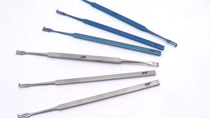 Ophthalmic dacryocyst retractor titanium alloy stainless steel The two ...