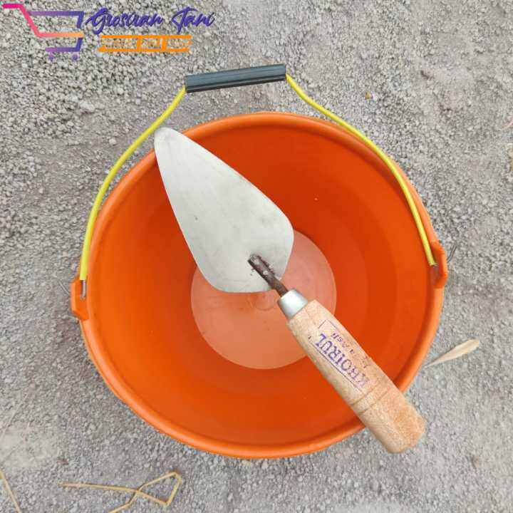 (PAKET HEMAT) Alat Pengaduk Semen Ember Dan Cetok Semen - Ember Plastik ...