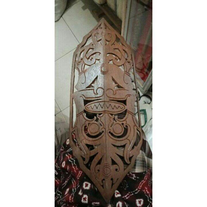Tameng Perisai Khas Suku Dayak Alat Aksesoris Untuk Tari Adat Dayak ...